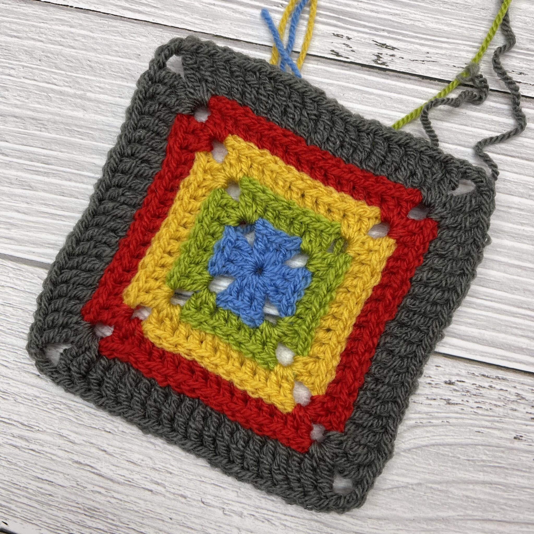 Concentric Granny Squares: Free Patterns – Mayhem & Majesty